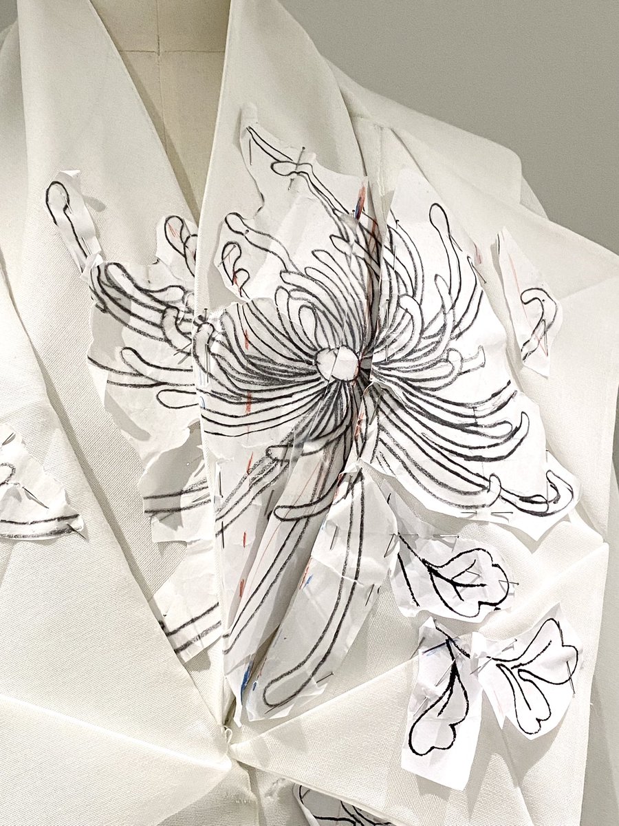 小野 直紀｜Naoki Ono on Twitter: "ディオール展へ。たくさんある展示のなかで一番よかったのが、このオートクチュールの展示。一点モノをつくるための試作が所狭しと並んでいて ...