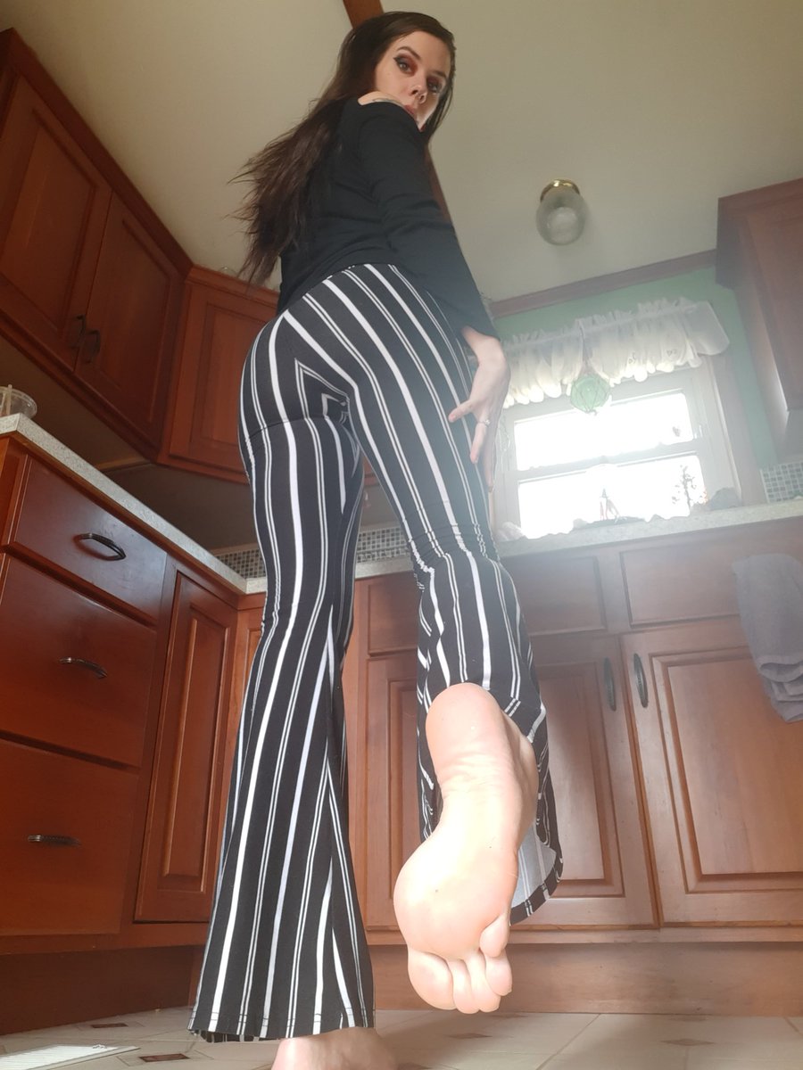 Goddess Kyra on Twitter: "Can I help you?"