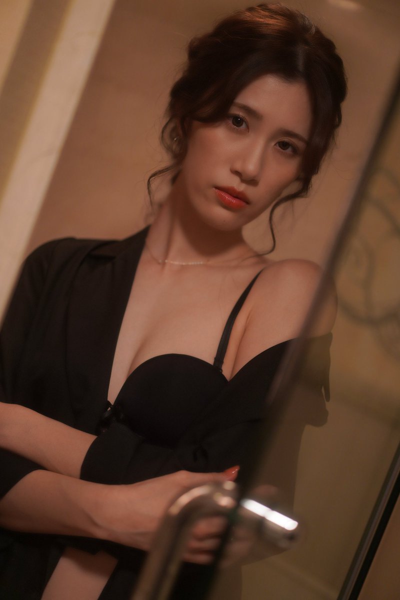 YASU on Twitter: "2月の振り返り。 前半2枚は苦手意識のあったグラビア、大人セクシーな雰囲気に挑戦。 後半2枚はふゎっとした柔らかい雰囲気のものと、撮らせていただいたイメージ ...