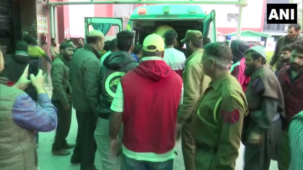 J&K | Two people were killed and 14 were injured in a mini-bus accident ...