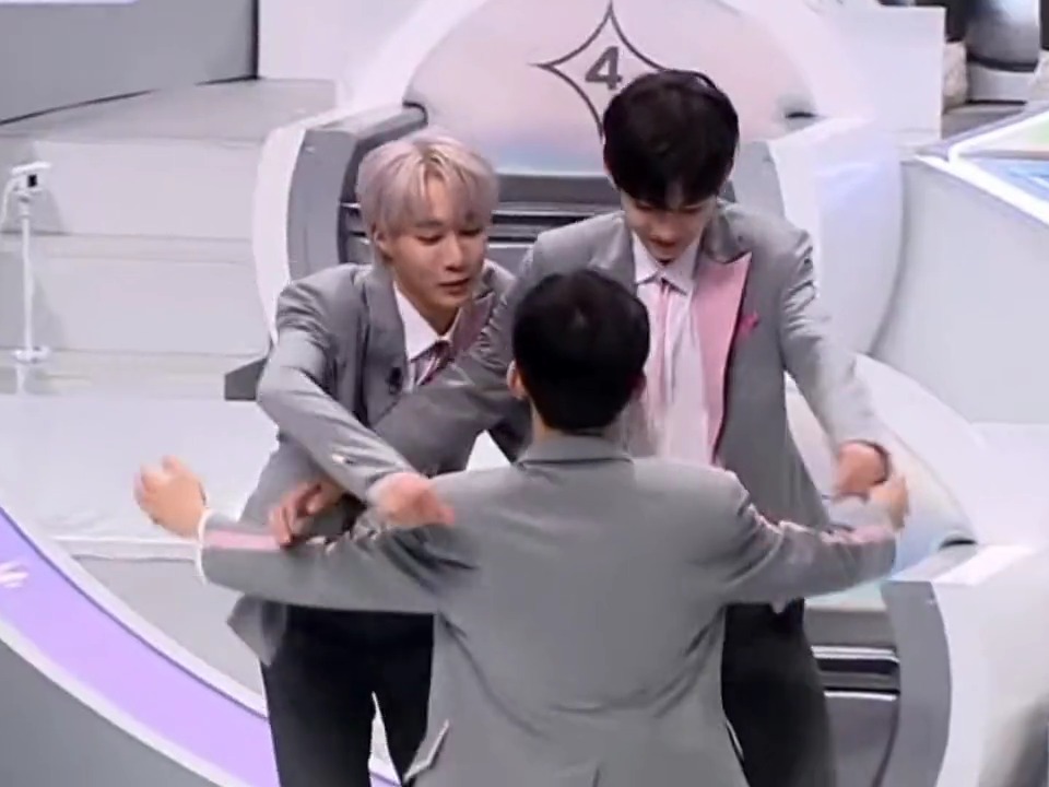 ᓀ_ᓂ)⁠つ on Twitter: "5. zhang hao chen kuanjui ollie hugs like im crying buckets"