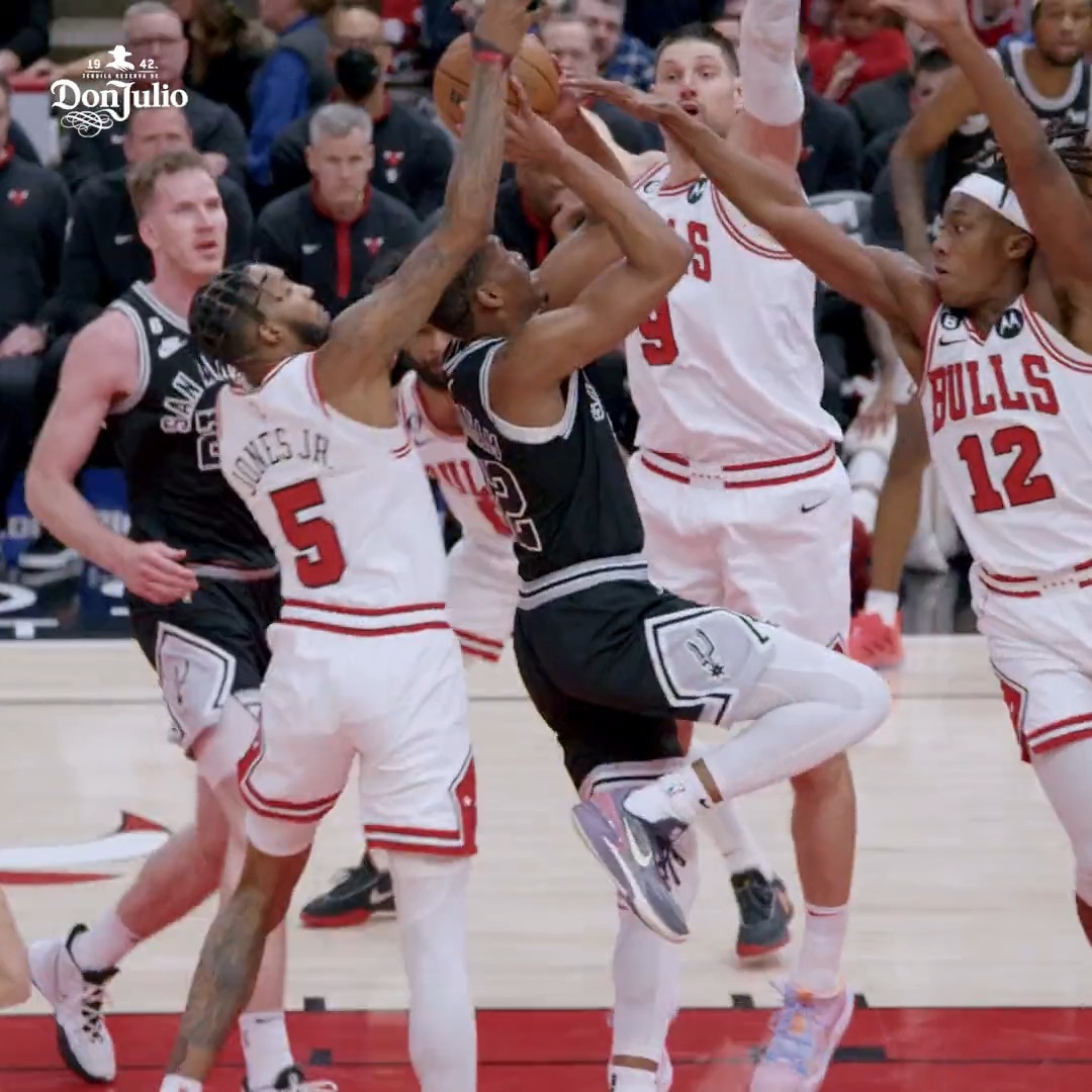 The back-to-back blocks by @TheRea1DJones 😤 @DonJulio | #BullsNation # ...