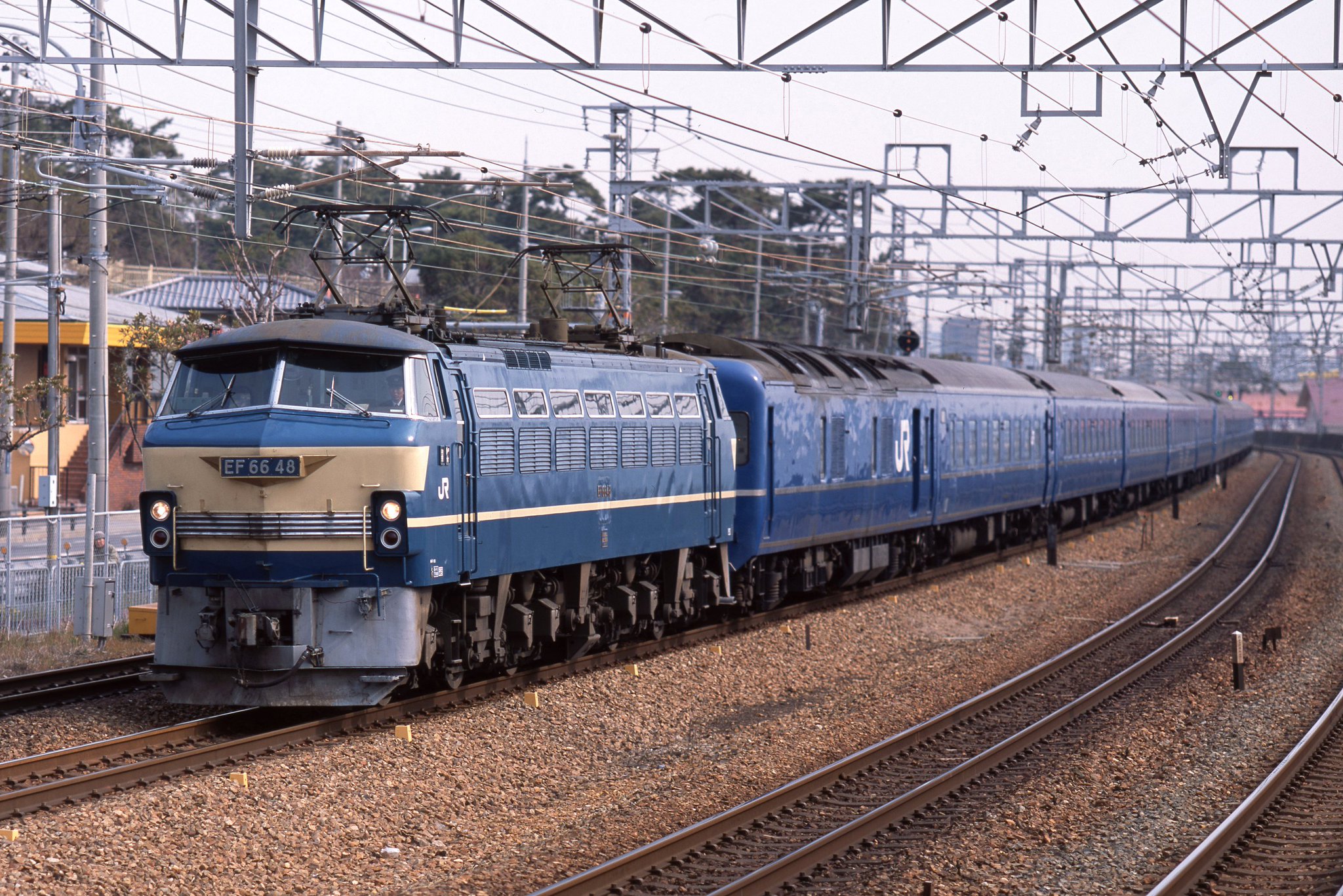 イゴマル on Twitter: "ブローニーフィルムスキャンより。 日付ネタで18年前 3/3 EF66-48+はやぶさ編成☓2だったかな？ カニもロビーカーも2両 改正で廃止となり九州へ ...