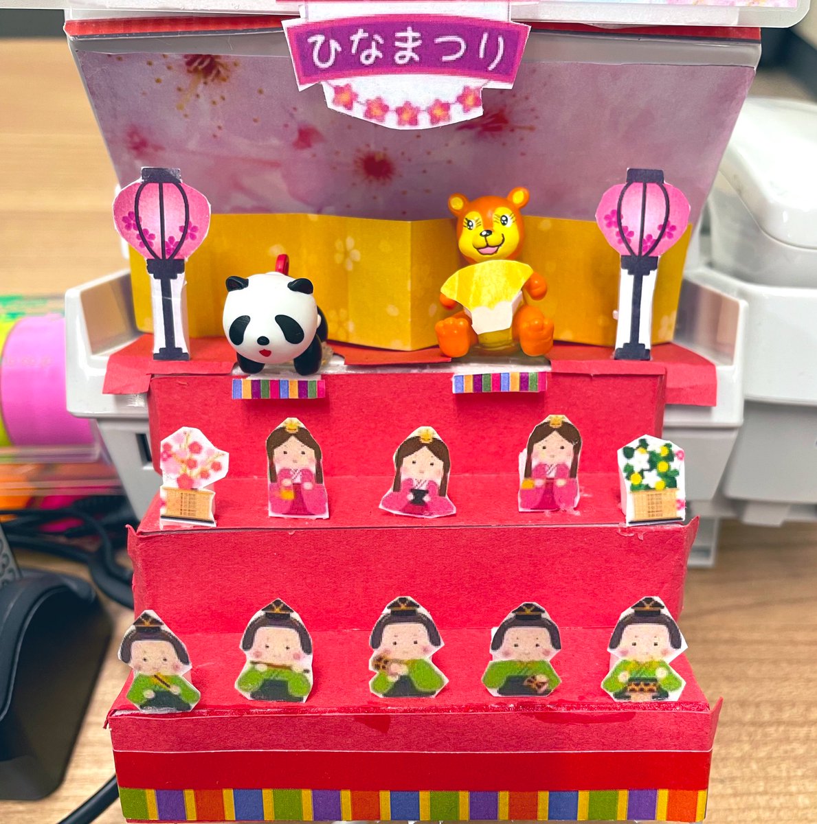 スタッフのデスク可愛くなってます～ 🌸 ️🐼🎎🐻 ️🌸 #ひなまつり2023 #ひな祭り #花やしき|台東区|台東区民ニュース
