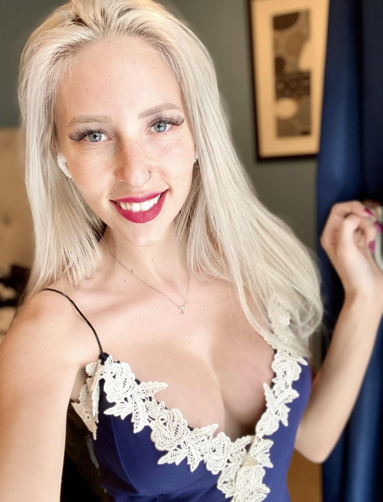 Melissa on Twitter: "Too much cleavage for a first date…what do you think?💋 https://t.co ...