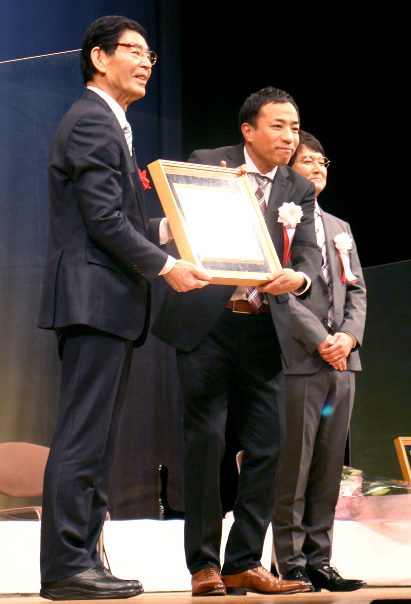 えつ🦌🐃🦬 on Twitter: "RT @SportsHochi: 浅草芸能大賞授賞式 大賞にナイツ、コンビでの受賞は32年ぶり「桂子師匠も（天国で）喜んでいると思う」 https ...