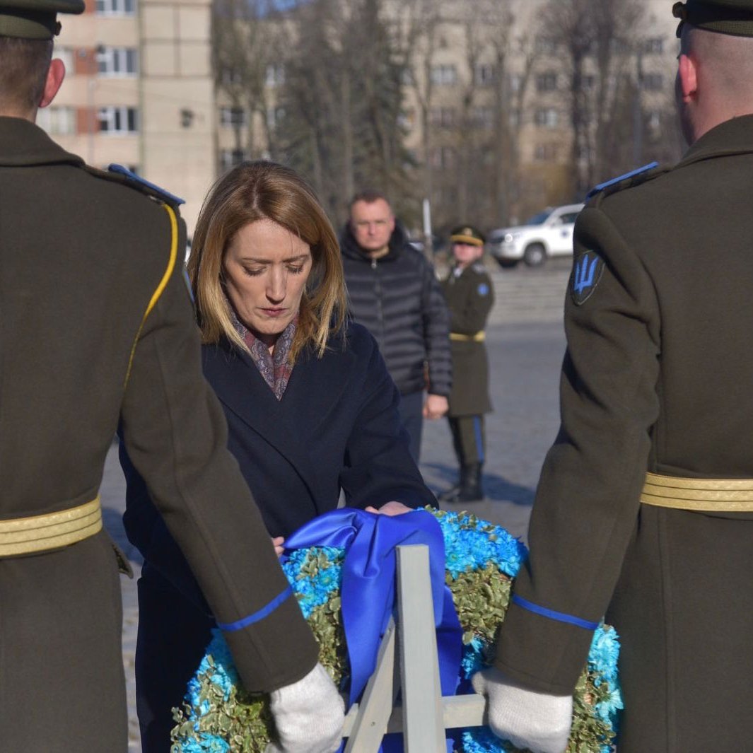 Tina Melger 🧸 on Twitter: "RT @Ric746: La Mestola in tournée 🇺🇦 rende omaggio ad un cimitero ...