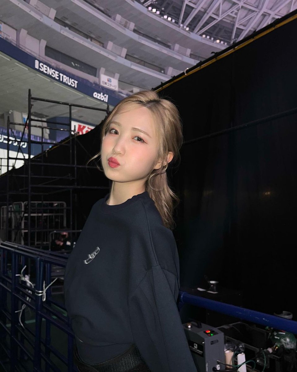 lunamoth on Twitter: "RT @Hitomi_Gallery: [📸] 230305 히스타그램 2💖 KANSAI COLLECTION 2023S/S Thank ...