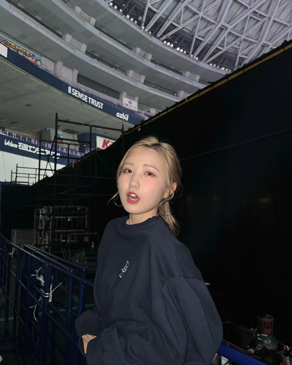 lunamoth on Twitter: "RT @Hitomi_Gallery: [📸] 230305 히스타그램 2💖 KANSAI COLLECTION 2023S/S Thank ...