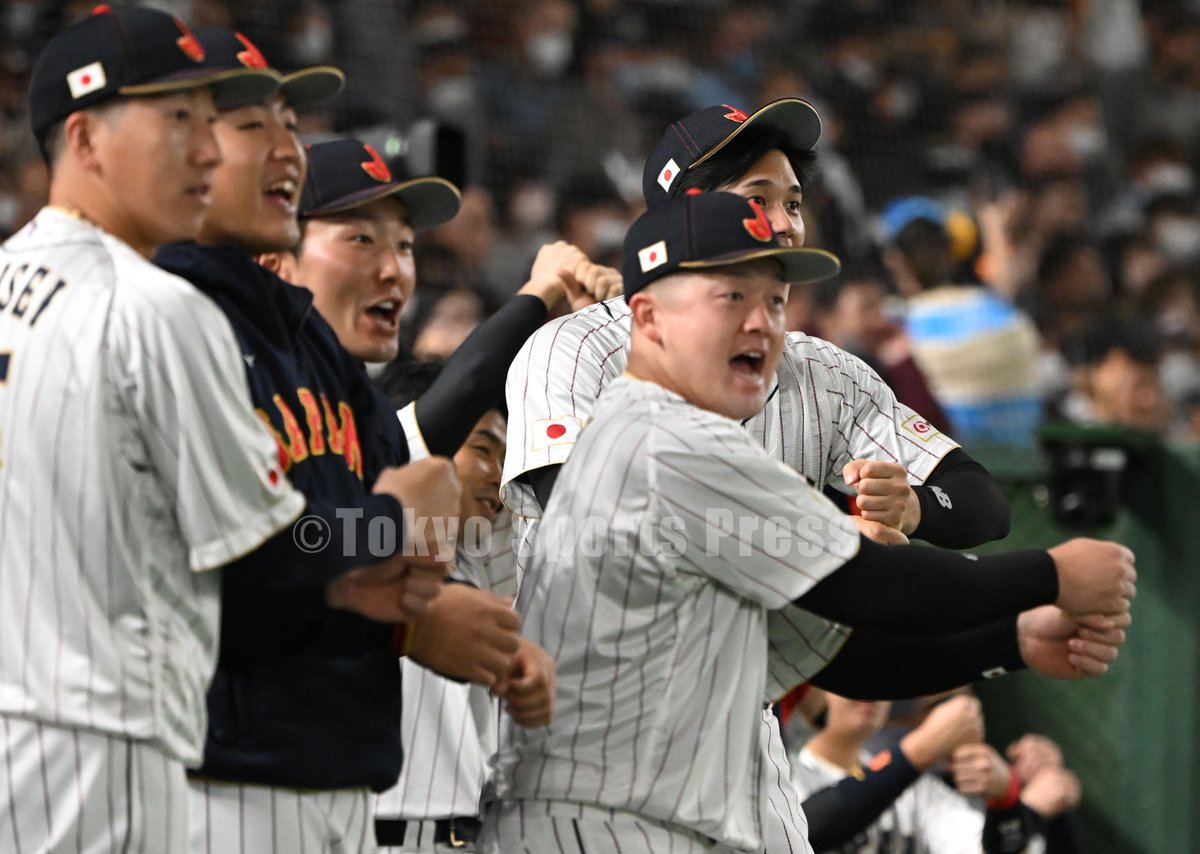 東スポ 写真部 on Twitter: "【WBC】 3月11日 WBC 日本×チェコ共和国 2回 センター前ヒットを打った #山川穂高 盛り上がる日本ベンチ #源田壮亮 #牧秀悟 #岡本和真 ...