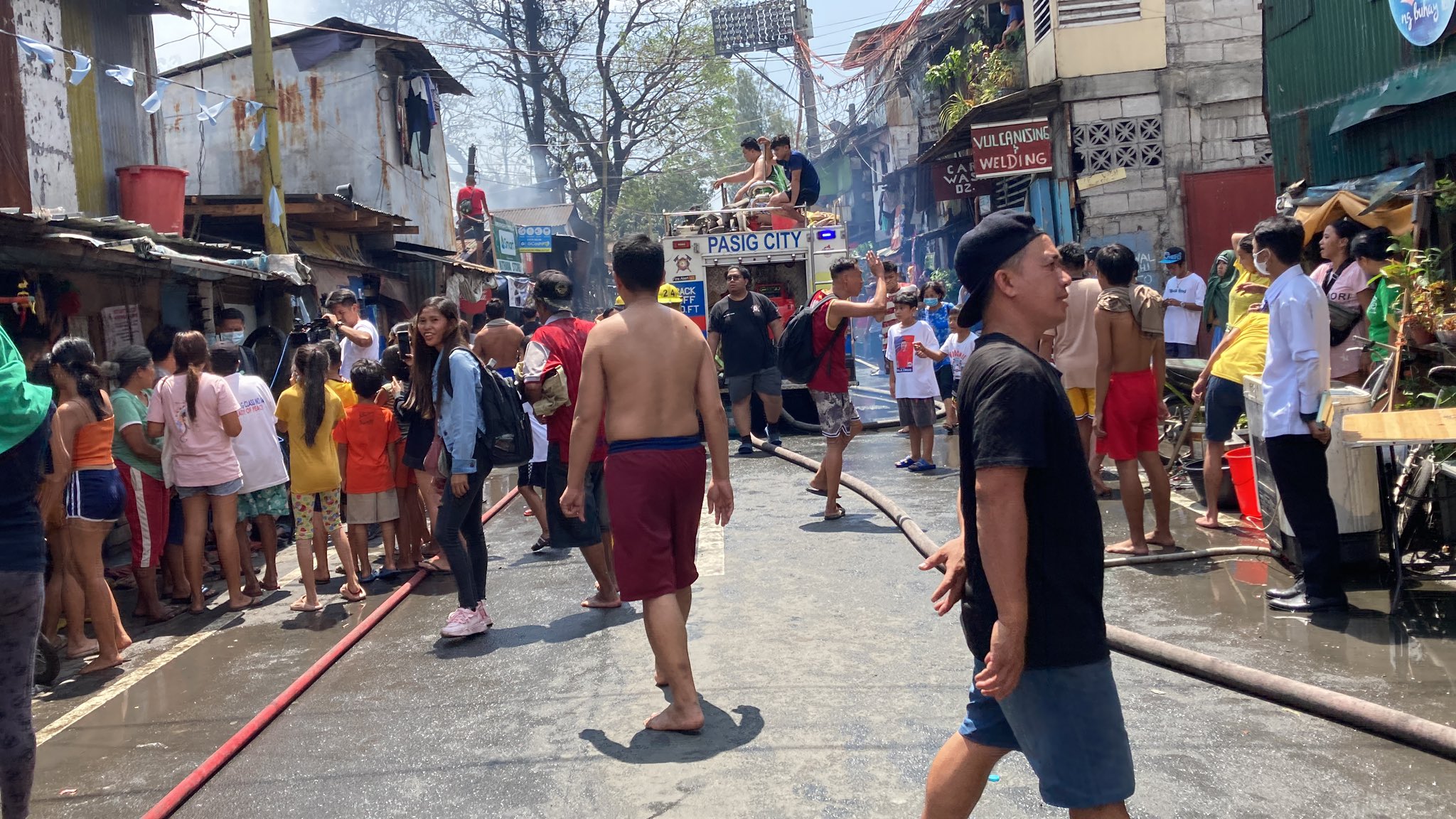 DZBB Super Radyo on Twitter: "FIRE ALERT: (As of 10:44 am) Sunog sa isang residential area sa ...