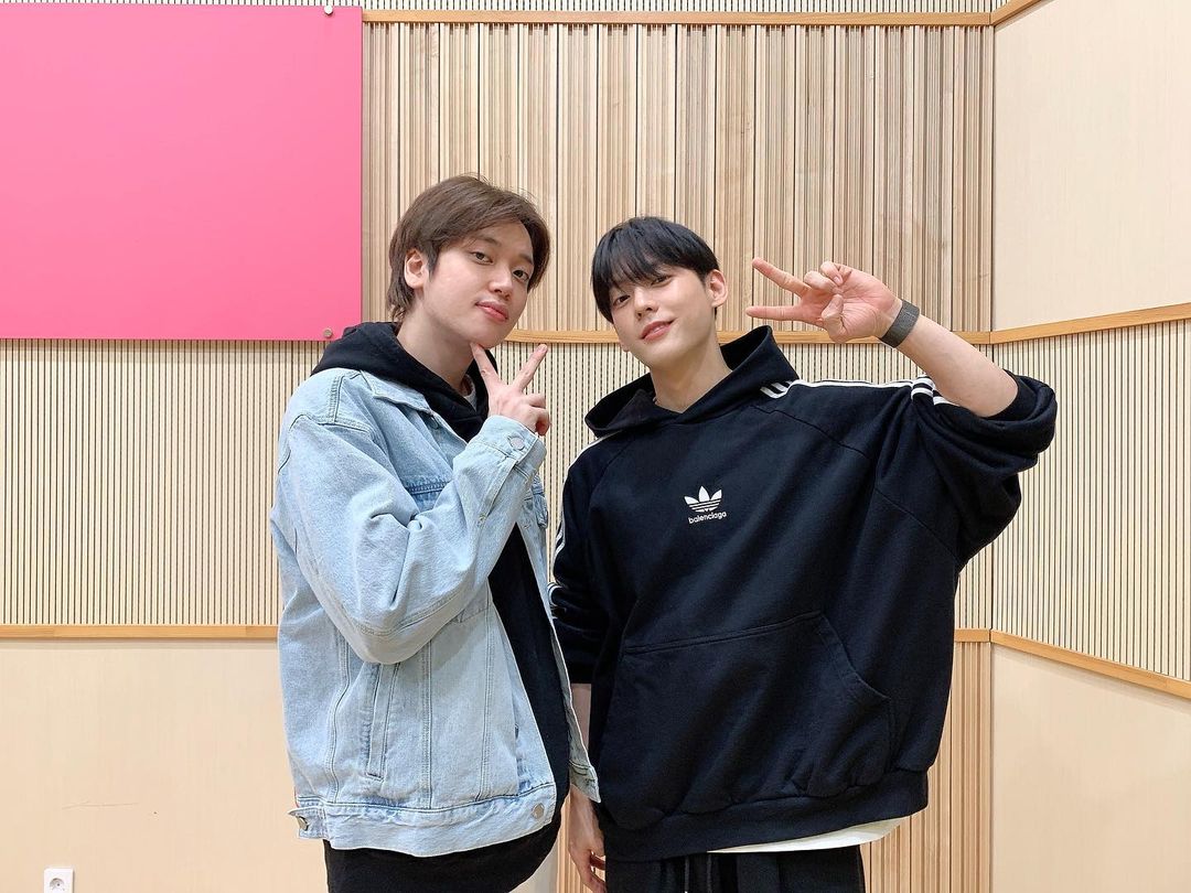 호두누나♥💋 on Twitter: "RT @zinci2023: 230304 3월의 도 힘차게 시작🌿 추억의 노래방 얘기도 하구 사이가 너무 좋아서(?) 투닥거리는 멤버들 ...