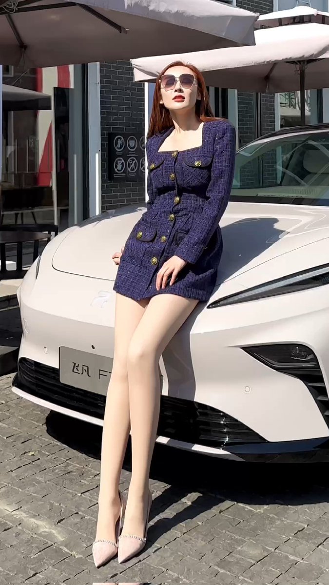 夜孤城 On Twitter 抖音网红学好姐姐，长腿肉丝浅口高跟，让人无限遐想。直接按倒在车上，撕开肉丝，狂舔肉丝大长腿，裆部撕开一个洞，扛起姐姐双腿鸡巴狠狠地顶进去，一番狂操之后让姐姐趴