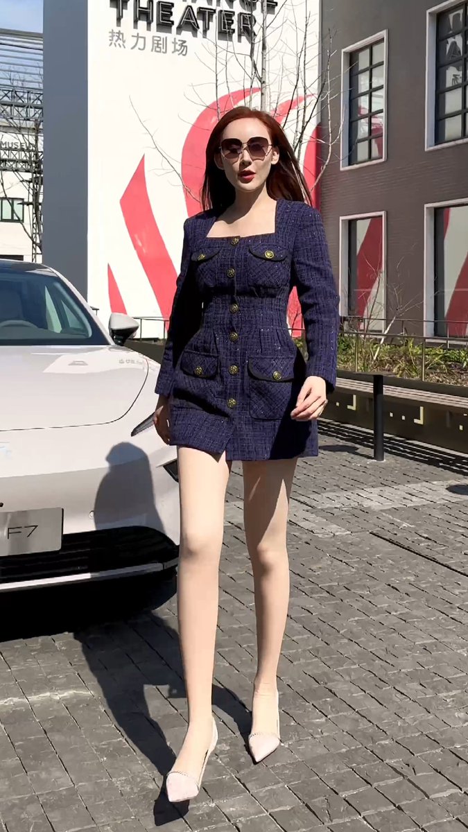 夜孤城 On Twitter 抖音网红学好姐姐,长腿肉丝浅口高跟,让人无限遐想。直接按倒在车上,撕开肉丝,狂舔肉丝大长腿,裆部撕开一个洞,扛起姐姐双腿鸡巴狠狠地顶进去,一番狂操之后让姐姐趴