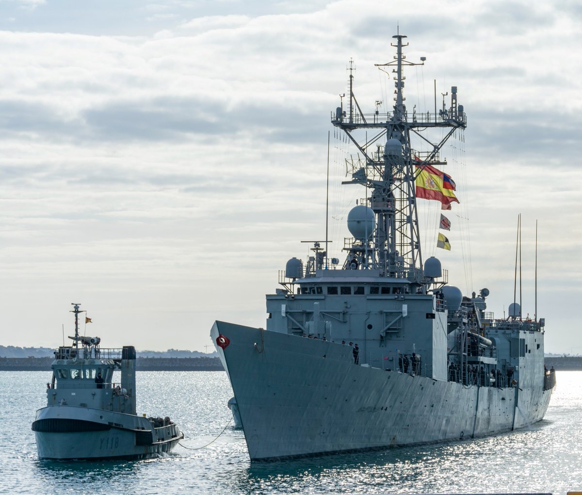 Se llama "tren naval" al conjunto de embarcaciones que hacen labores ...