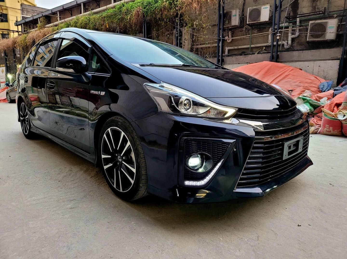 ALASIRI MOTORS X Presenting this stunning Toyota Prius Alpha GS version package Model 2016 New Shape 7 seater Hybrid Alloy Rims GS push start button Nickel Handle GS leather Bucket
