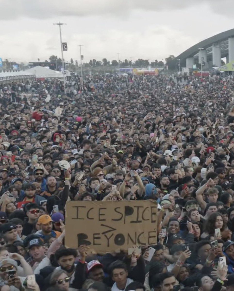 ain’t no way someone showed up to rolling loud wit this poster 😭😭😭 juju ...