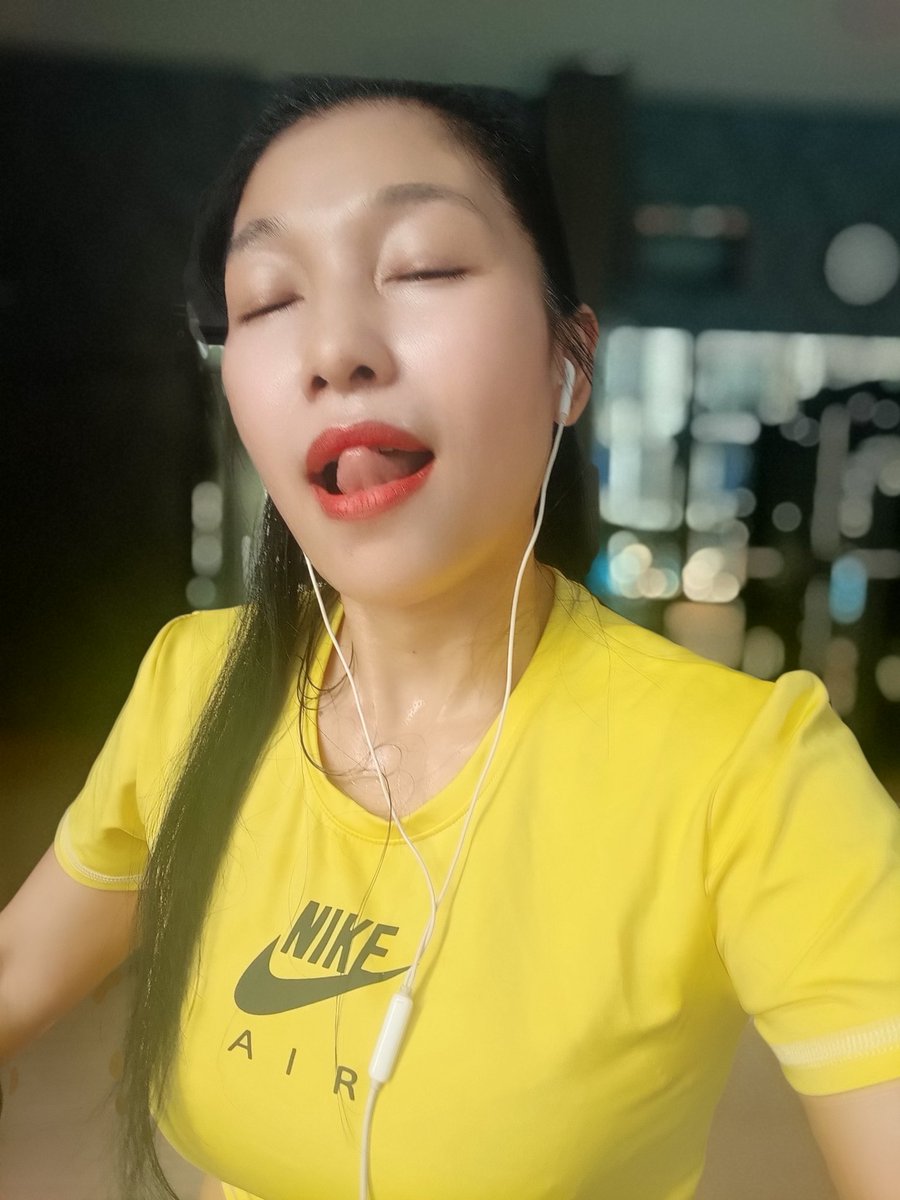 เหงื่อไหลลงร่องนมเลียให้หน่อย FonFriendly56ครูฝนขี้อ้อน (ช่องจริง ...