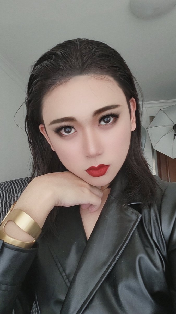 最近都喜欢油头?可惜发蜡刷太少了……半翻车状态😝😝😝 颖琪 @yq_yingqi