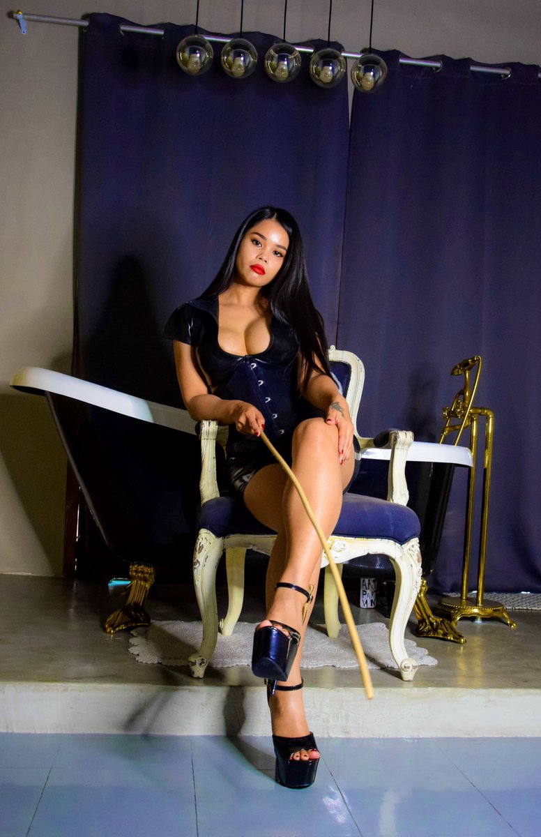 LatexLadies on Twitter: "RT @MsNikkiBkk: Down on your knees and worship 🖤💋 #BDSM #Latex # ...