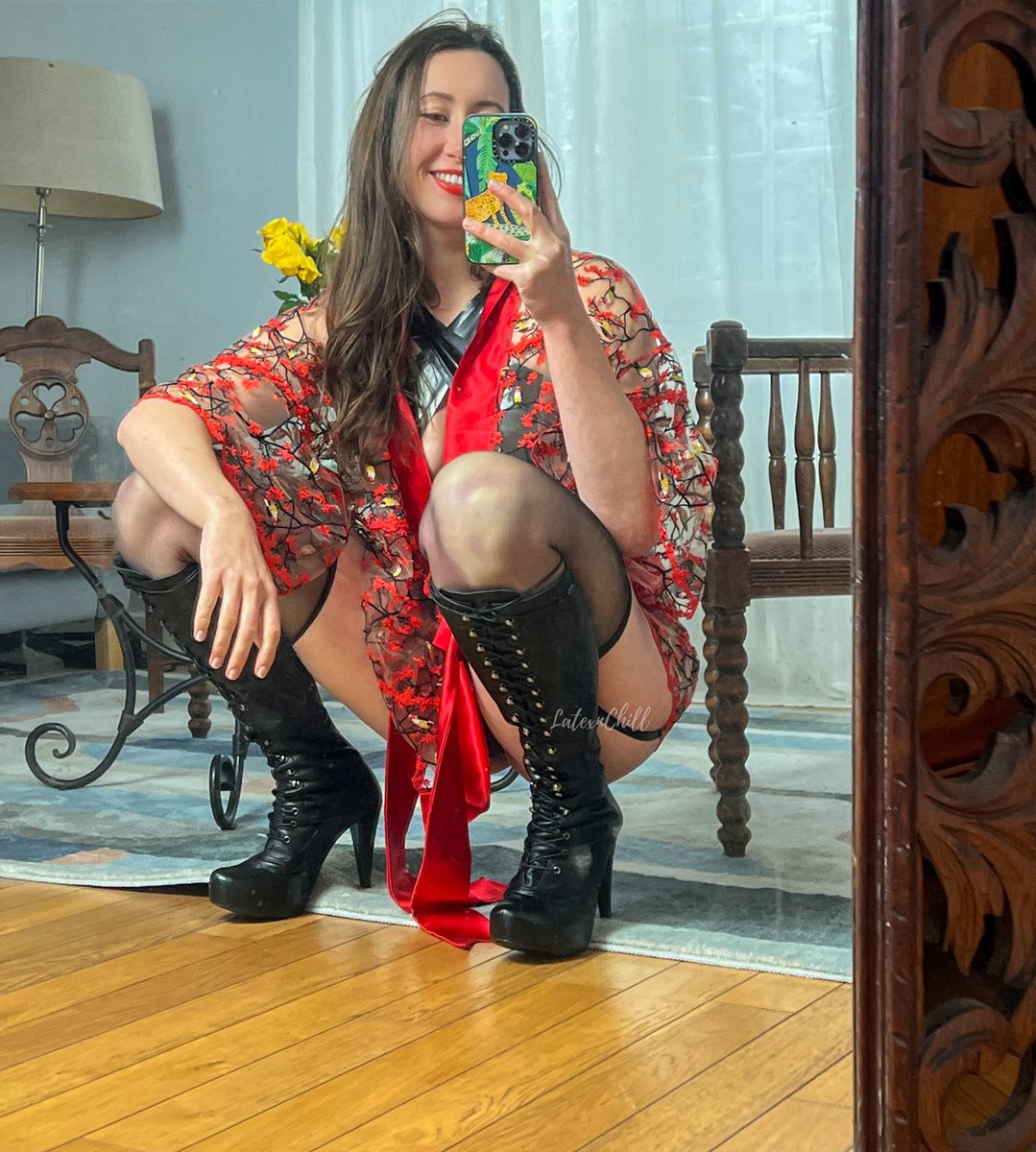 Lexi Chill 🌹 LATEXnCHILL on Twitter: "Rare picture of me bending down to your eye level"