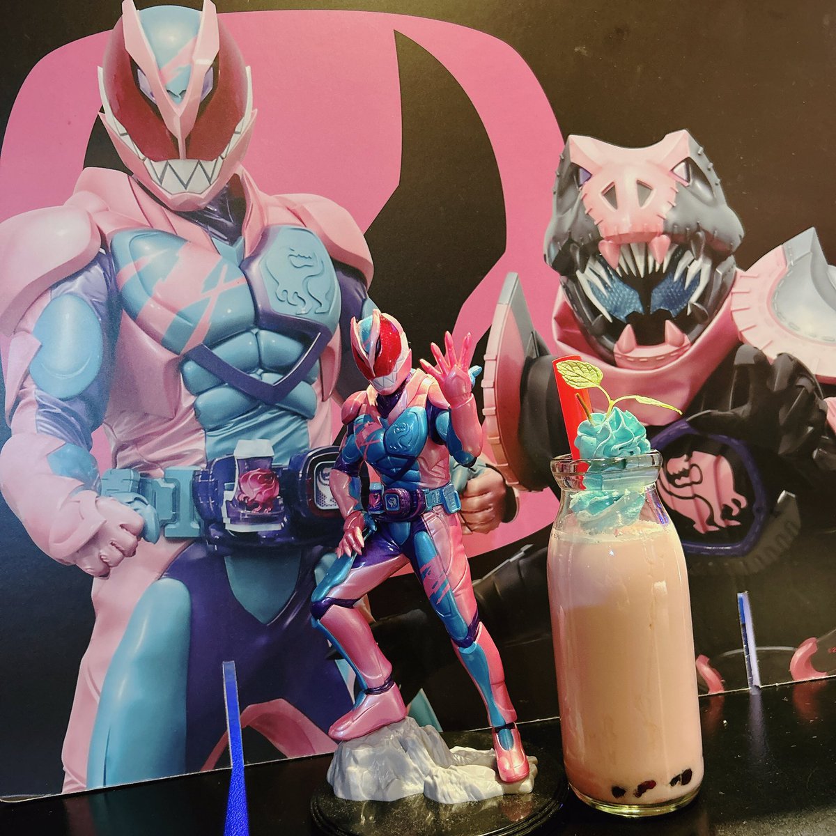 【公式】仮面ライダーザダイナー On Twitter 【メニュー紹介】 ♨️リバイス タピオカ苺牛乳😈 一気にいくぜ!!! 仮面ライダー