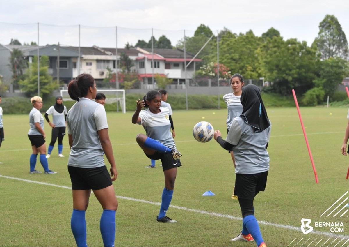 BERNAMA on Twitter: "Skuad bola sepak wanita B-20 negara menjalani sesi latihan terakhir pasukan ...