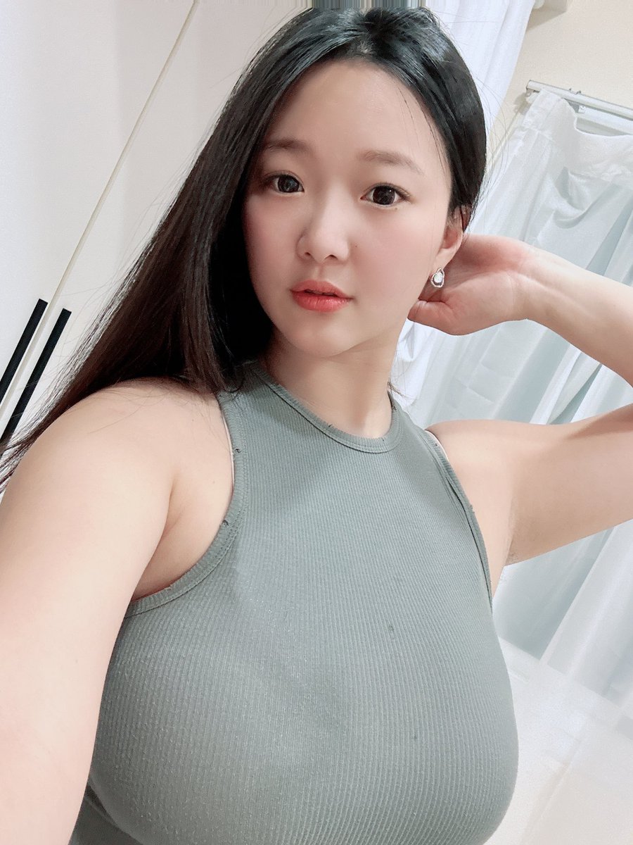 施菲亞 feiya on Twitter: "開播都有很多人問說是不是假的？怎麼？你們都沒有遇過真大奶嗎？還是這個大小超乎你們想像？"