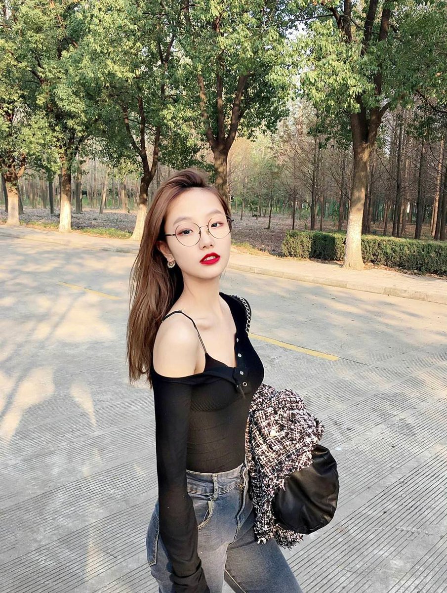 Wuyu On Twitter 真的太他妈榨了,骚表情满分,简直就是完美的反差眼镜母狗,这在床上不得先插她骚逼,等把她插得流水喷尿后,再操她臭屁眼啊,直接玩成一只只知道吃鸡巴的丧志臭母猪