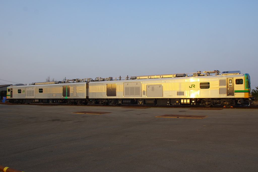 あがき太 on Twitter: "編成まるごと比較。 ①02編成(クモヤE492 2＋クモヤE493 2) ②01編成(クモヤE492 1＋クモヤE493 1) 明らかに量産車は窓の数が減っ ...