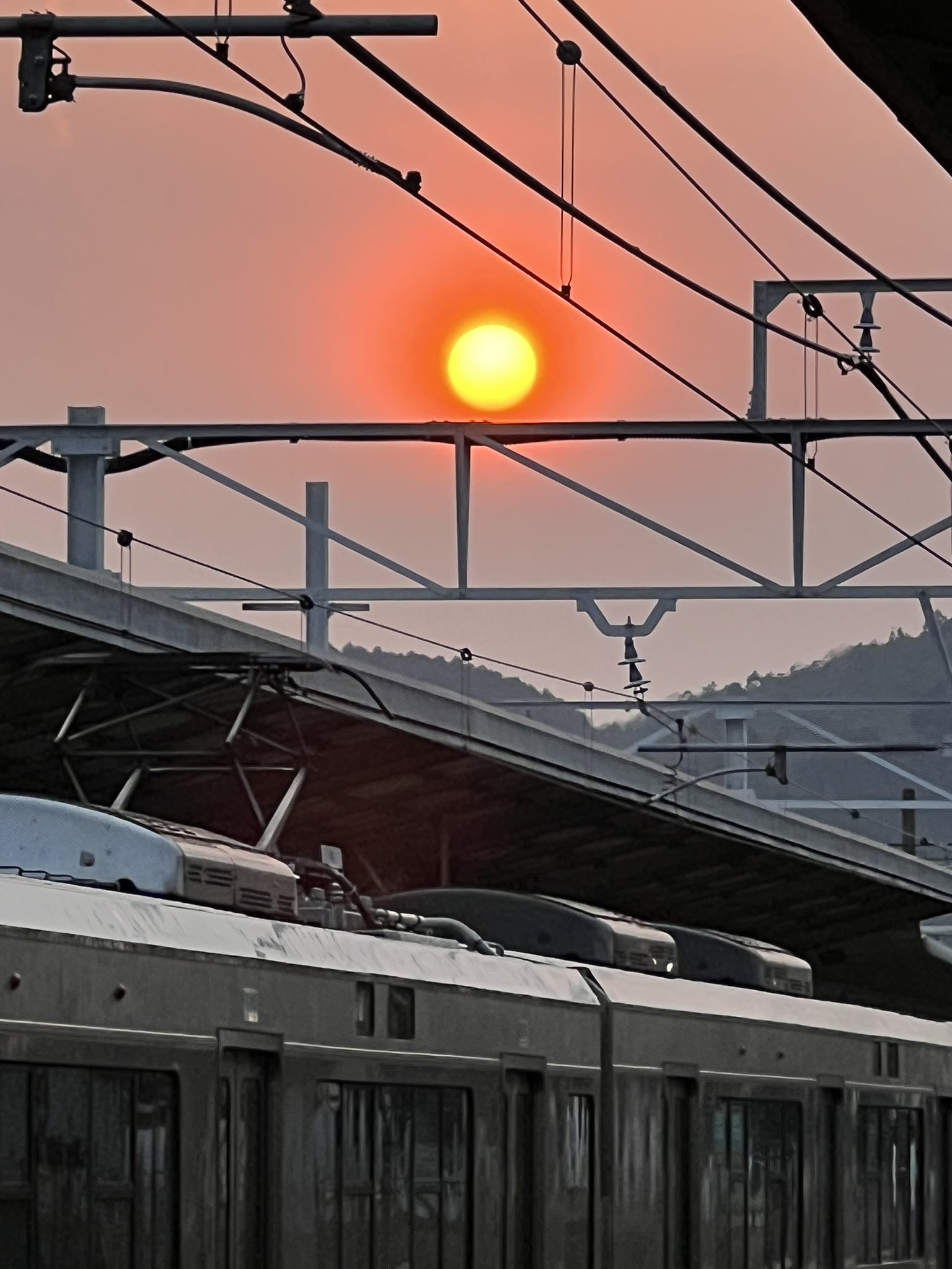 麻生圭子 Keiko Aso on Twitter: "日が長くなった。夕日も大きくなった←これはないな。 https://t.co/D5Xlfob3G8" / Twitter