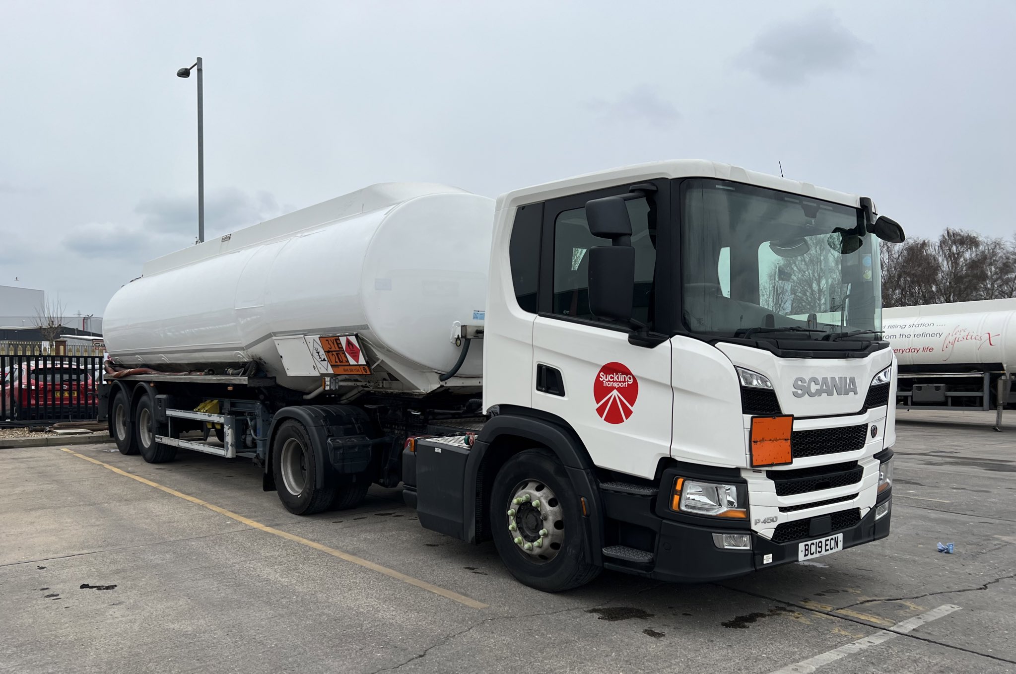 Pip Dunn 🏴󠁧󠁢󠁥󠁮󠁧󠁿🇬🇧🇪🇺 on Twitter: "A pretty unusual @ScaniaUK P450 4x2 day cab tractor unit in ...