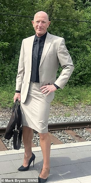 狐君 - Amor fati on Twitter: "来自德州的Mark Bryan马克·布赖恩自豪地在日常工作中穿上女士裙子和高跟鞋。他声称因为家里衣柜里放了太多的女性服饰。他称自己仍是 ...