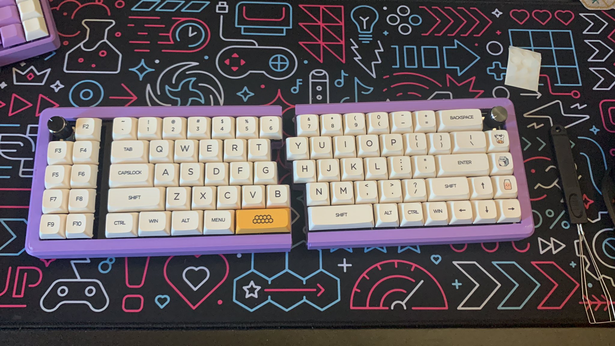 Mother Mae 🌱 Plant Witch on Twitter: "Finished my own version of the @keebio Quefrency (Rev3 ...