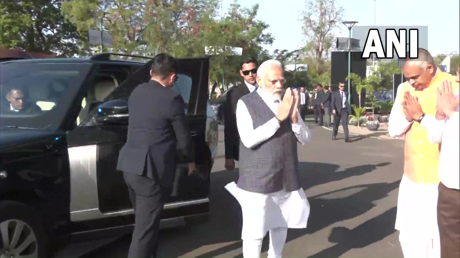 ANI on Twitter: "Gujarat | Prime Minister Narendra Modi arrives at Narendra Modi Stadium in ...