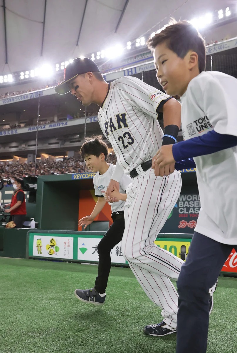 あやの on Twitter: "RT @YOL_sports: ヌートバー の初打席・初球センター前ヒットを見逃した方へ。憧れのJAPANのユニホームを着て、侍が暴れています。 #ヌートバー ...