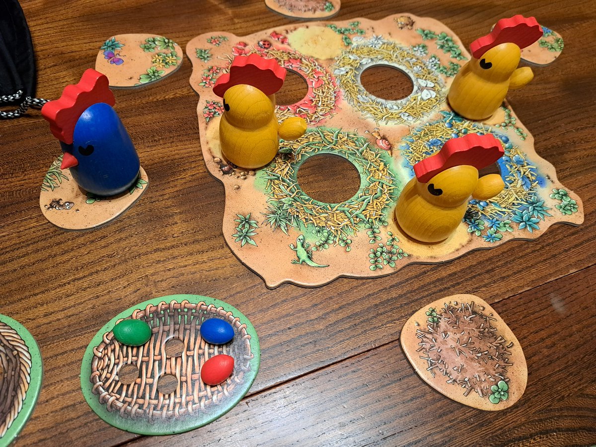 アマノ on Twitter: "Zicke Zacke Ei Ei Ei (2014) Designer: Klaus Zoch ゲーム開始時、赤、青、緑、白の卵を各6個を袋の中へ入れて ...