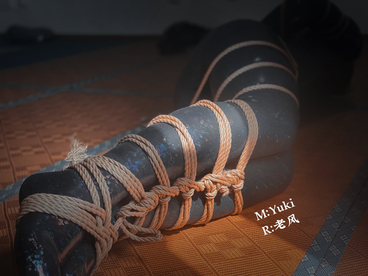 Bondage Beacon on Twitter: "RT @xinsheng912: 绳室日常营业 绳搭子是一个胶衣爱好者 @hiiRagi_Yuuki18 #捆绑 #合肥 #shibari"
