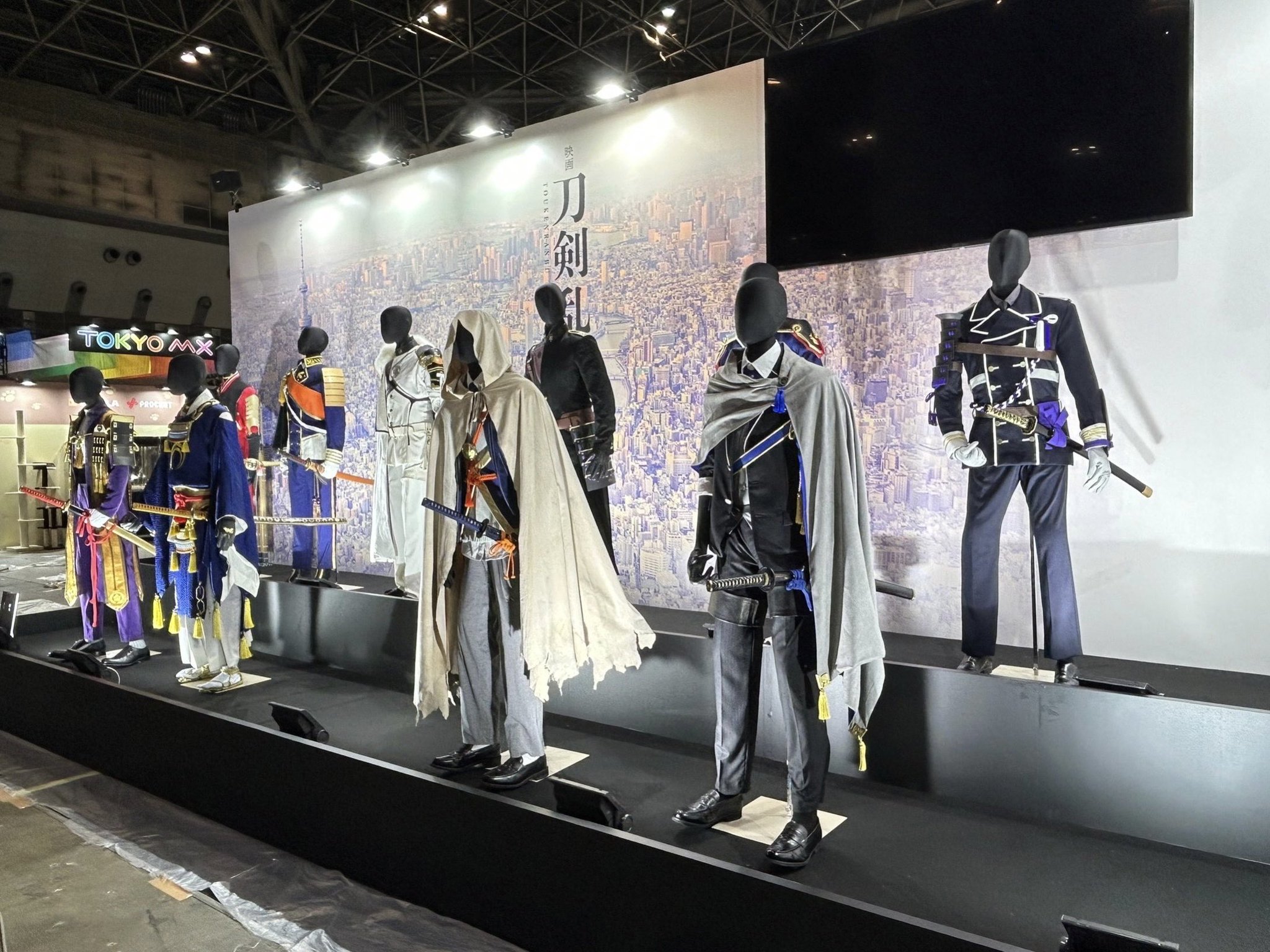 でじたろうニトロプラス On Twitter 東京ビッグサイト「 Animejapan 2023」のニトロプラスブースが設営完了。『 映画刀剣乱舞 黎明 』の刀剣男士10振り衣裳展示や