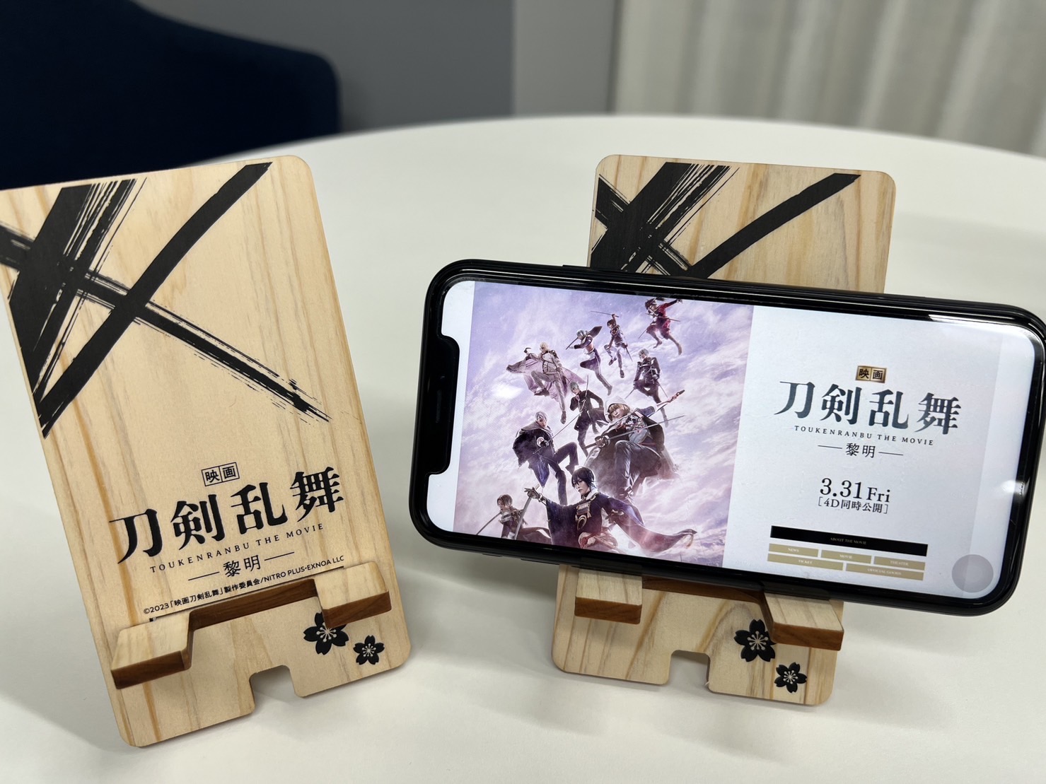 『映画刀剣乱舞』公式 On Twitter 『映画刀剣乱舞 黎明 』 ムビチケ前売券 好評発売中 セブンネット限定販売では、 オリジナル木製スマホスタンド付き ムビチケカード型前売券を