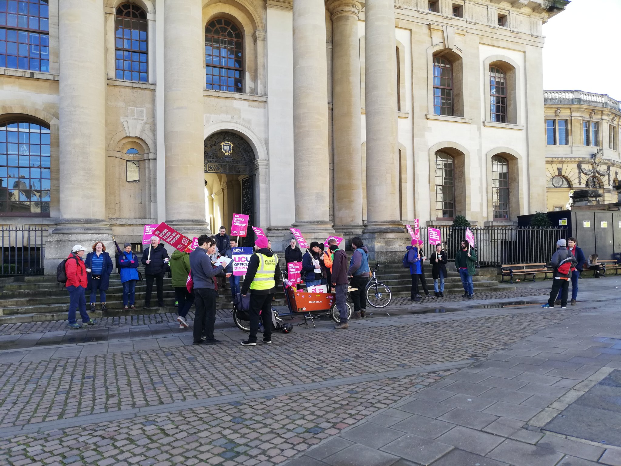 UCU on Twitter: "Strong picket in Oxford Keep up the pressure. Vote YES. #ucuRISING" / Twitter