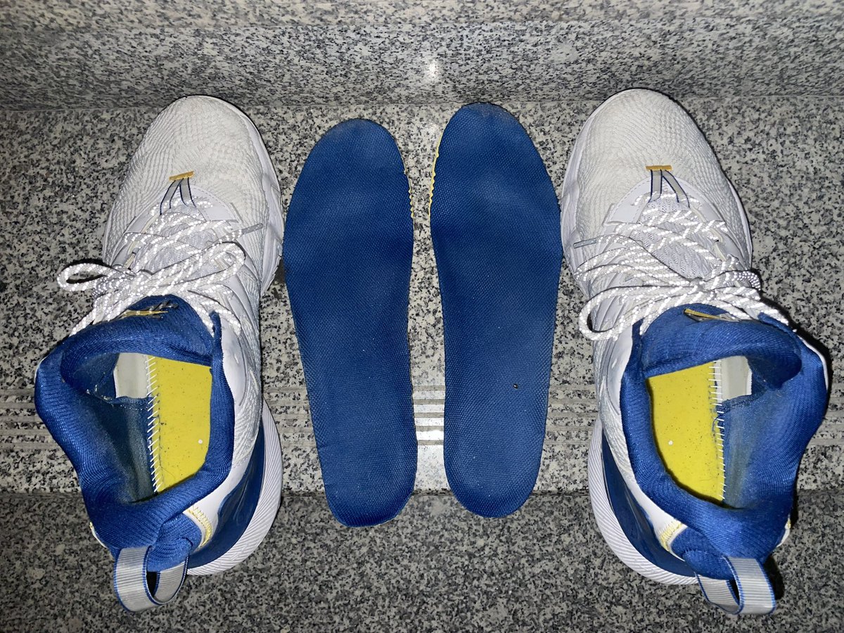 性瘾 On Twitter 附近逛了好几次终于发现能进去的小区楼下单元门却进不去 心灰意冷之时看到有人在搬货趁机溜进去 运气不错发现了一双还是刚脱下来的 虽然没啥味道但顶不住热乎的鞋垫裹着