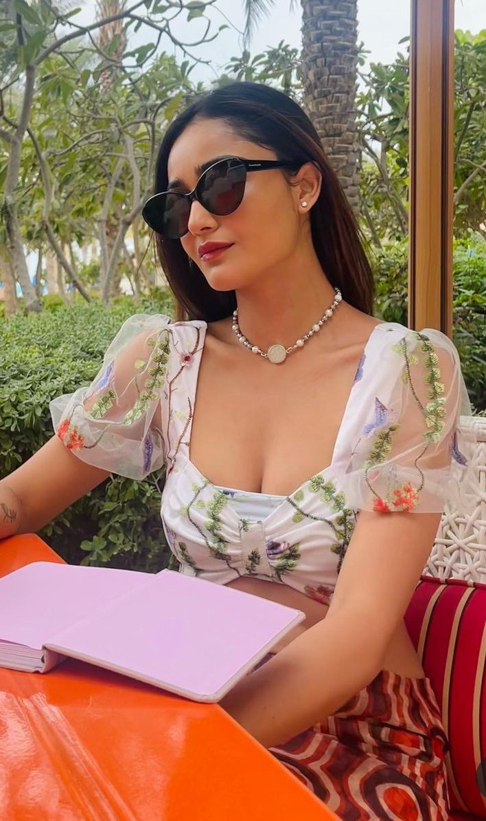 Actress Fetish on Twitter: "€heap Escort Tridha 🤤"