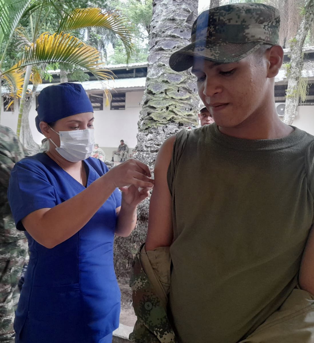 Sanidad Ejército Nacional on Twitter: "¡Vacunarse salva vidas! En Florencia, #Caquetá, vacunamos ...