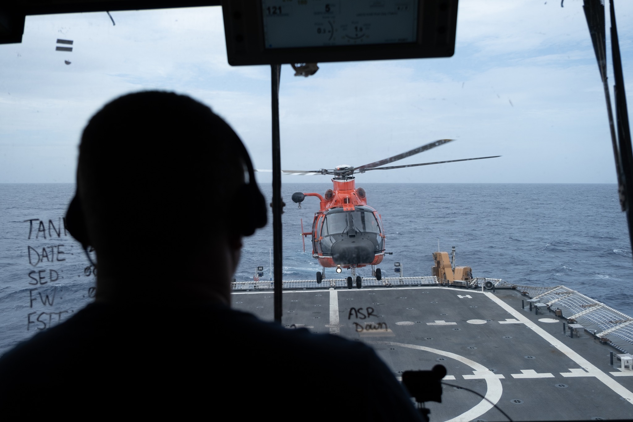 U.S. Coast Guard on Twitter: "CLEARED FOR LANDING 🚁 🚢 As a flight deck-equipped cutter, # ...