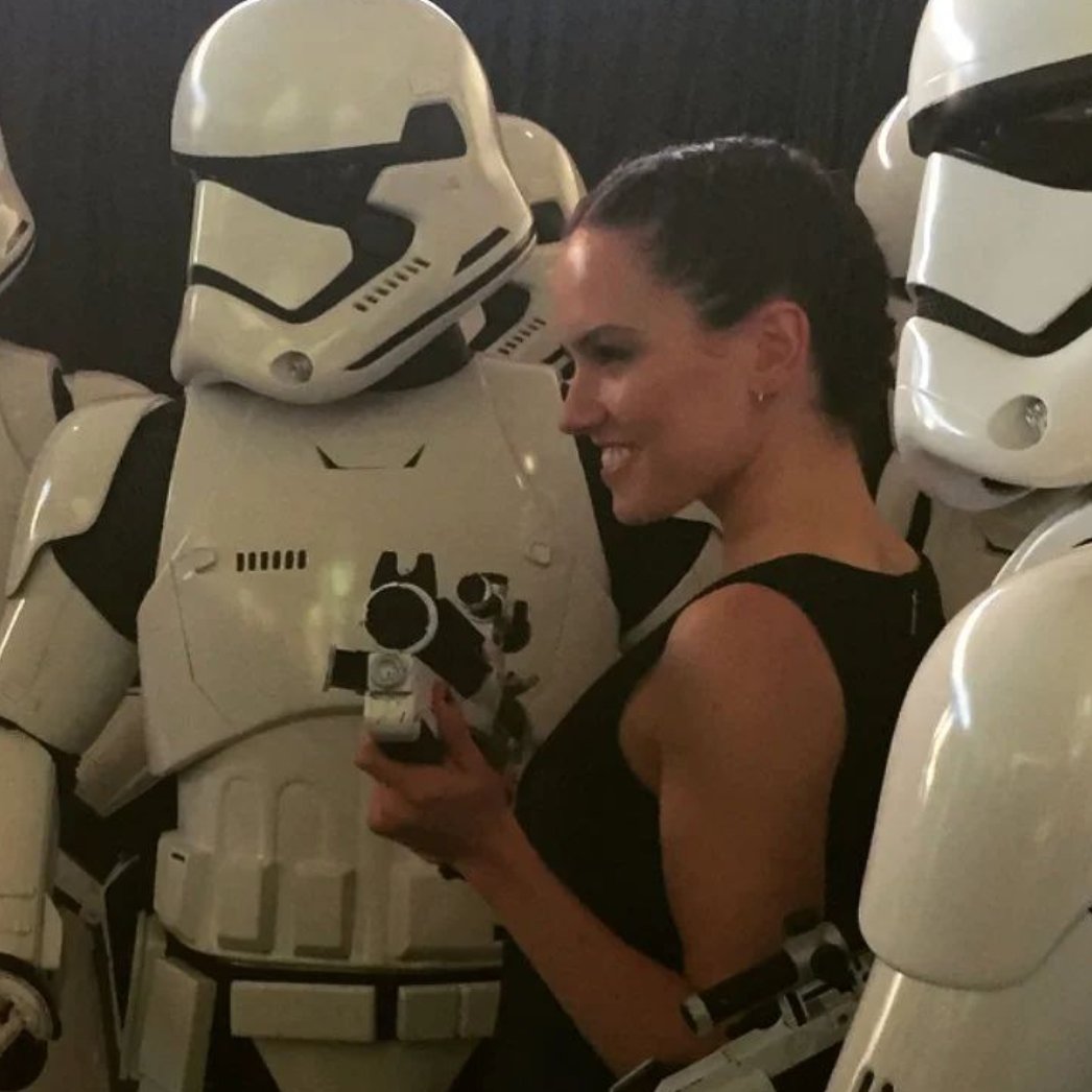 Ginna_Sesshomaru_Driver on Twitter: "RT @Reysombrero: Maybe the stormtroopers are standing too ...