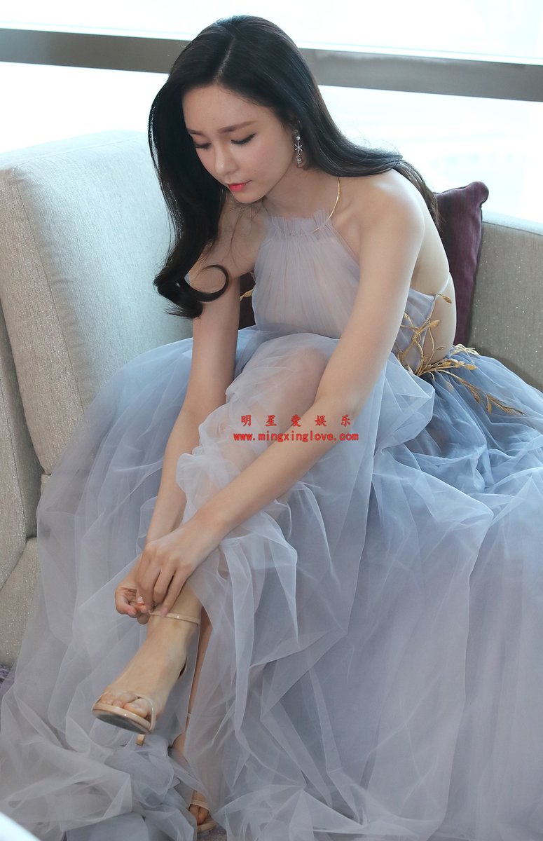mingxinglove on Twitter: "#颖儿 参加InStyle美妆盛典上的走红毯照片花絮，#大尺度 深V露胸晚礼服，高清4K分辨率原图无修 #生图 下载 #明星生图 https ...