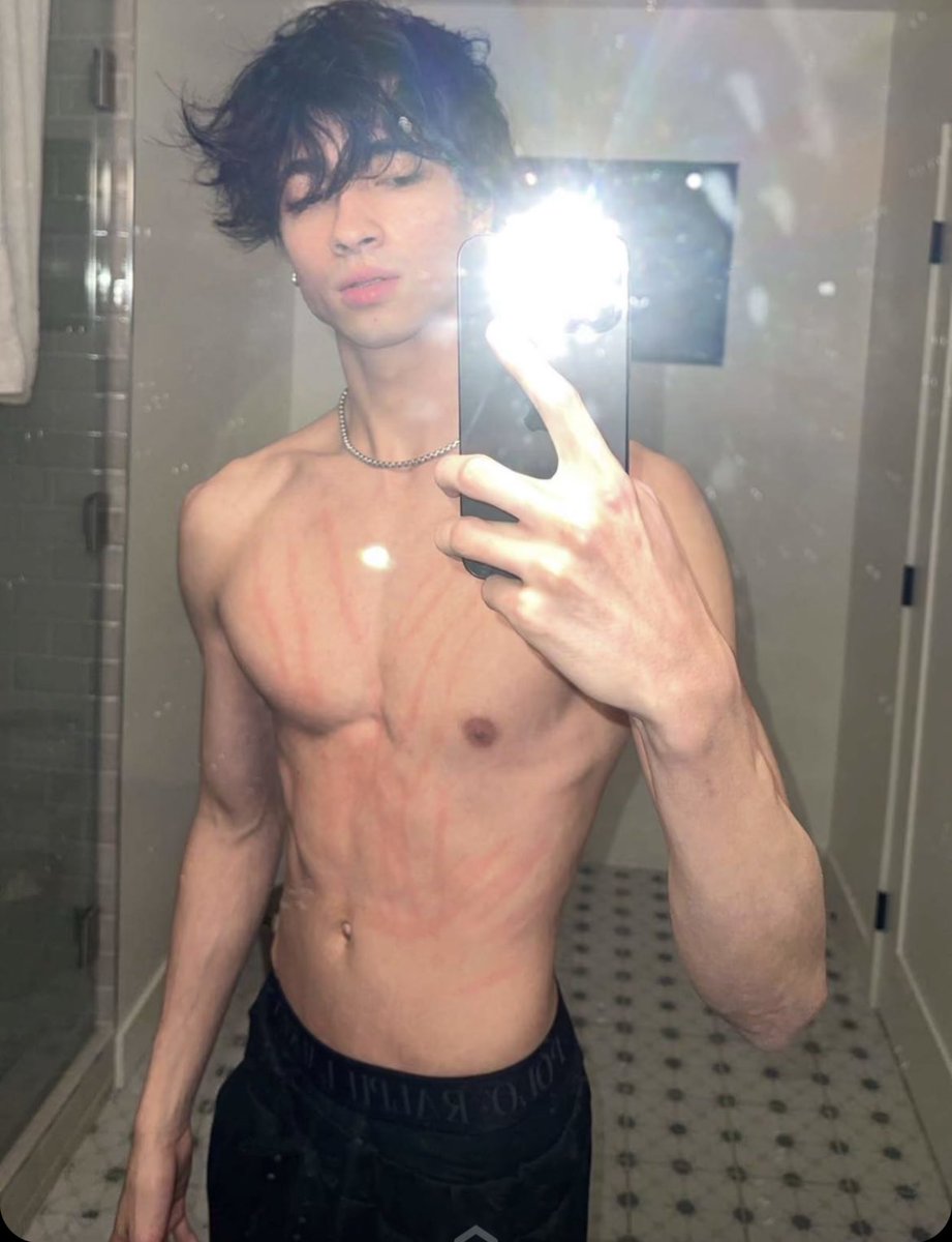 sadboi on Twitter: "Seb has such a slutty body"