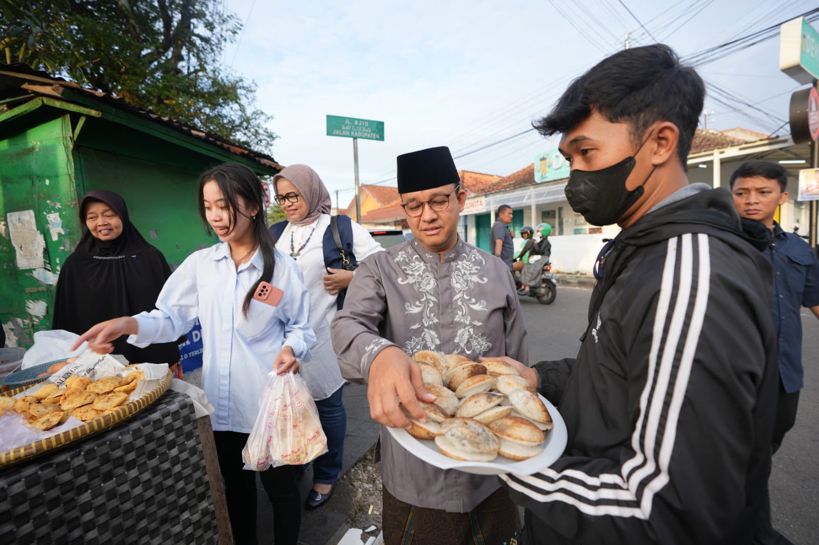 Anies Rasyid Baswedan on Twitter: "Usai salat subuh di Masjid Agung Syiarul Islam, mengawali ...