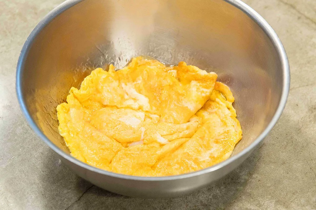 GINZA on Twitter: "「長ねぎと卵の炒めもの」。程よく歯ごたえの残った長ねぎと半熟卵がよくからみ、ごはんの進む一品。 https://buff.ly/3JSQ7yH"